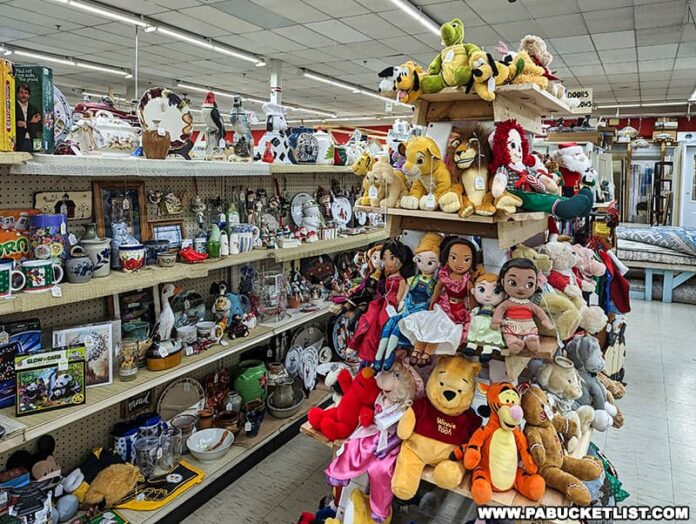 Exploring Hoke-E-Geez Antique Store in Bedford - PA Bucket List